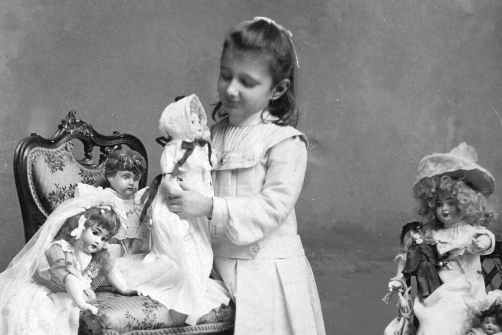 12 Spooky Stories About Dolls That Were Based on Real Events – Takes Me ...