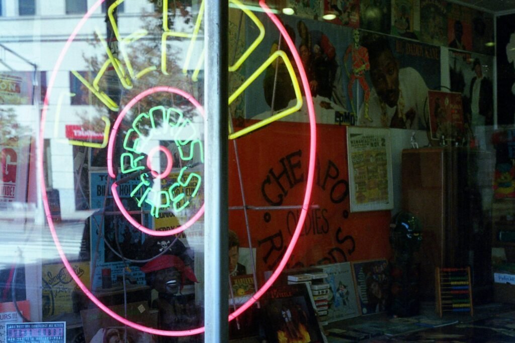 12 Forgotten ’70s Record Stores That Were Local Landmarks – Takes Me Back